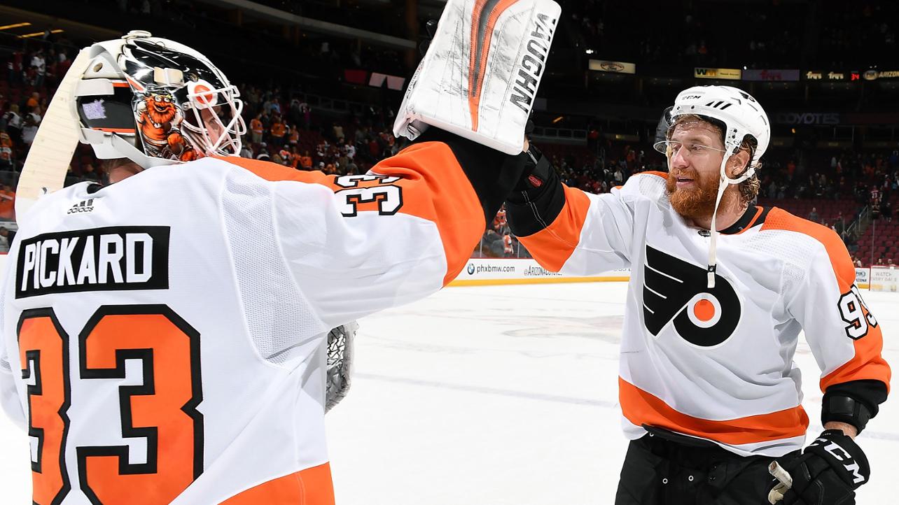 Cal Pickard, Claude Giroux, Sean Couturier a trenér Dave Hakstol po ...